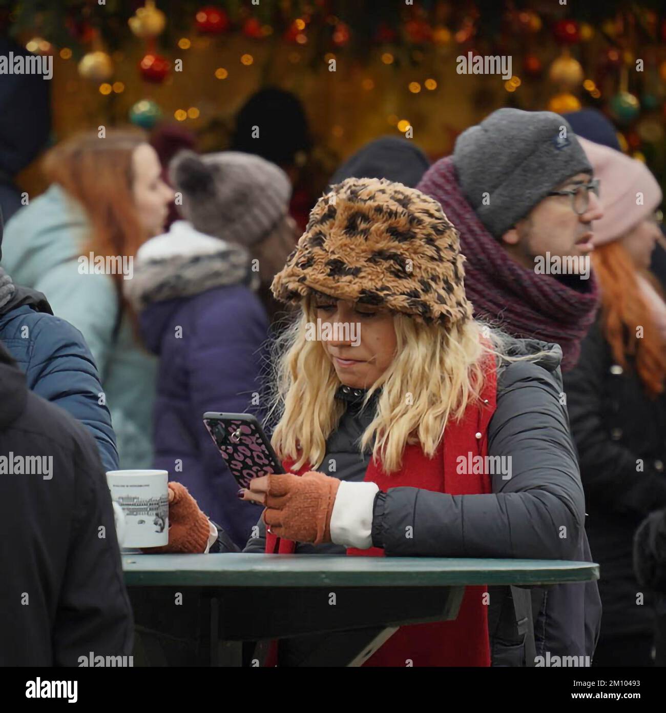 Female reading to crowd outdoors hi-res stock photography and images ...