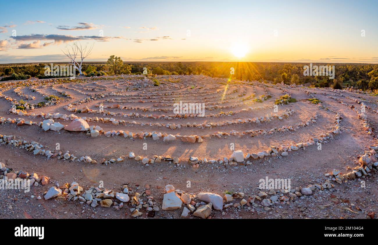 Sunset at Nettleton's First Shaft Lookout near the remote opal mining ...