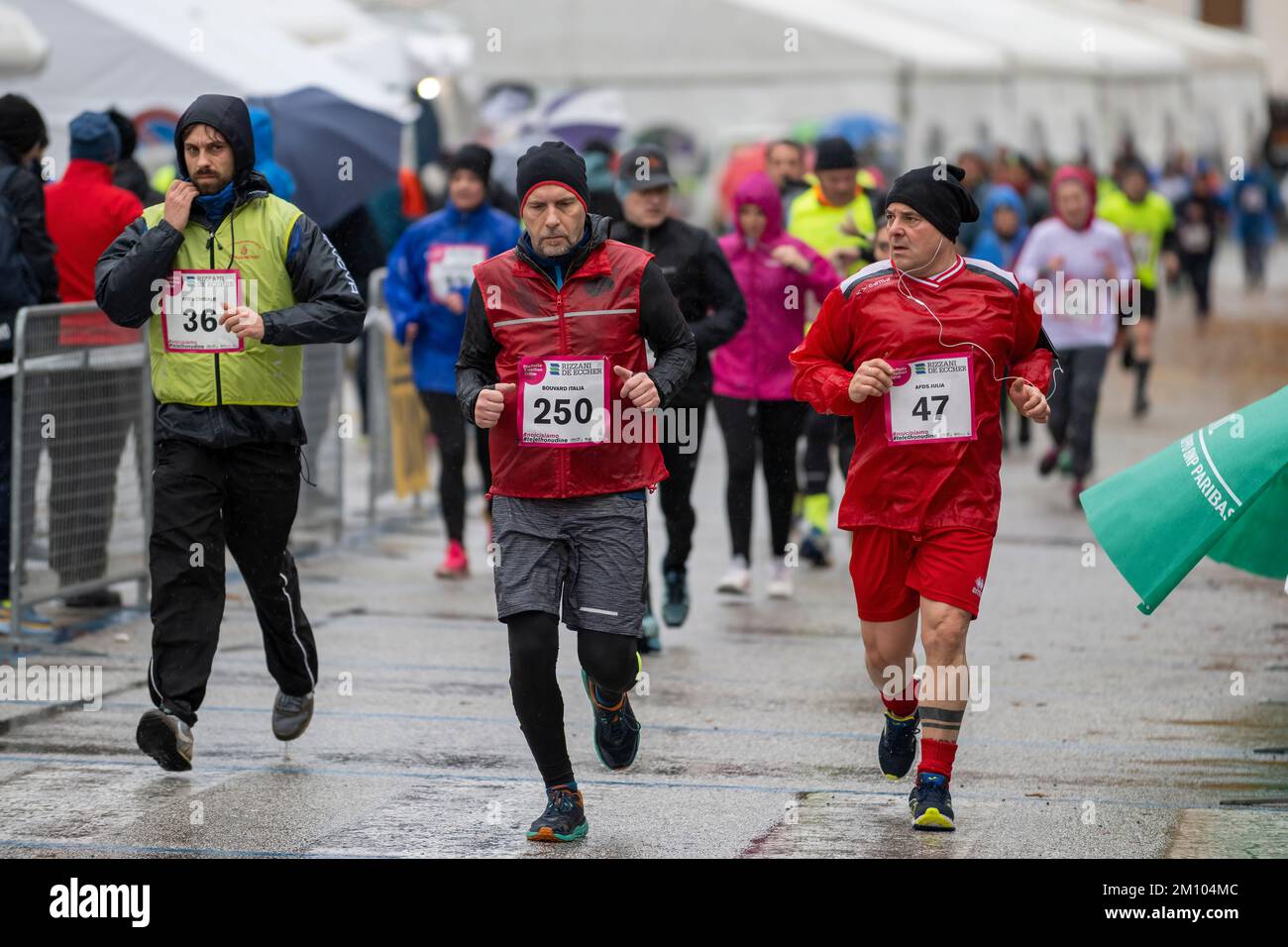 Relay race hi-res stock photography and images - Alamy