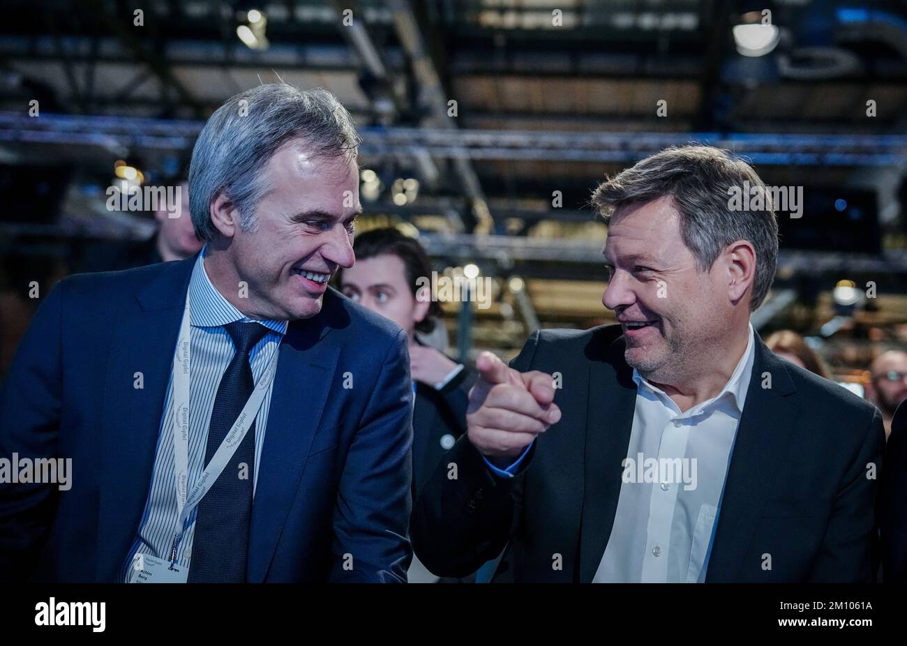 Berlin, Germany. 09th Dec, 2022. Robert Habeck (r, Bündnis 90/Die ...