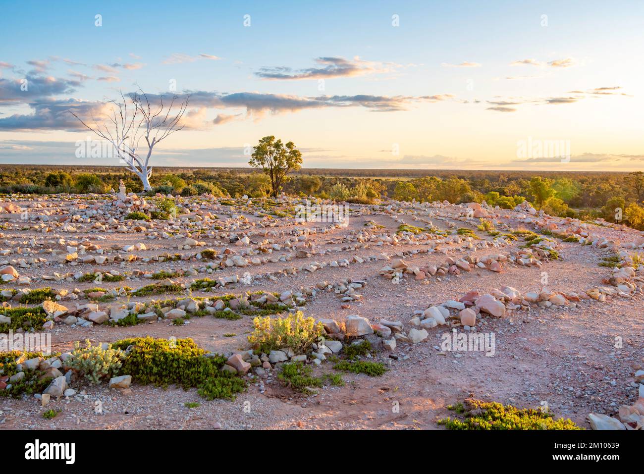 Sunset at Nettleton's First Shaft Lookout near the remote opal mining ...