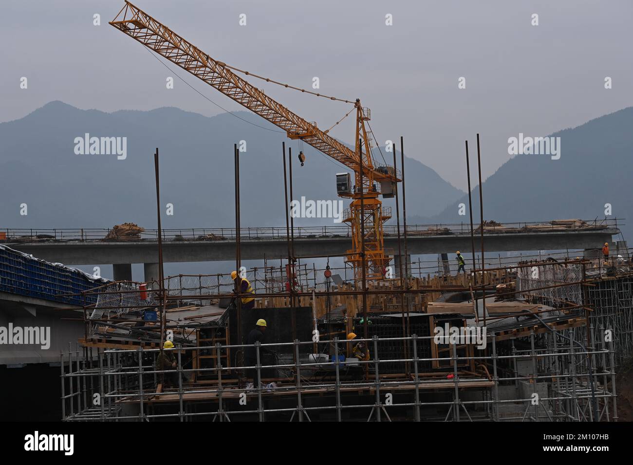Constructors were busy working at the construction site of Youyang ...