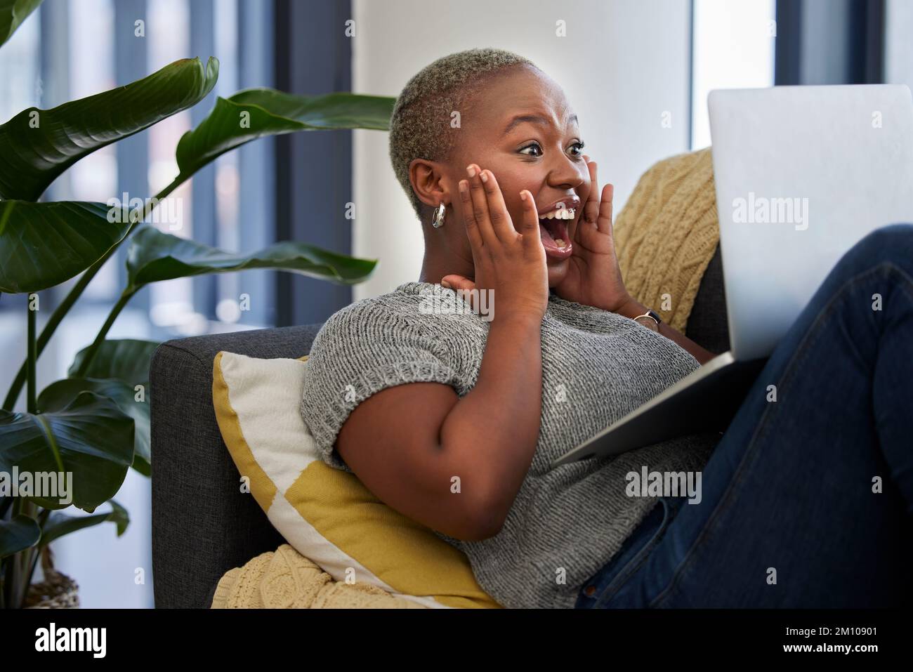 Woman shocked computer screen hi-res stock photography and images - Alamy