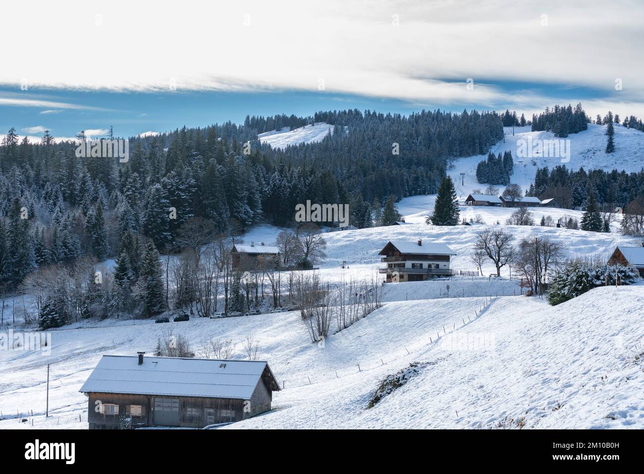 Winter Panorama mit Haus am Waldrand, frisch verschneite Landschaft in ...