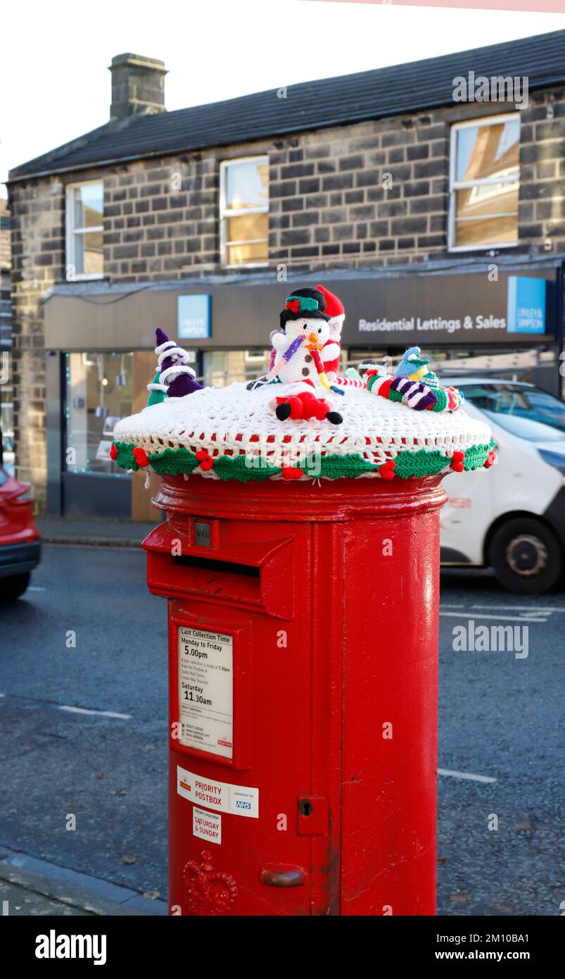 Knitted post box top hi-res stock photography and images - Alamy