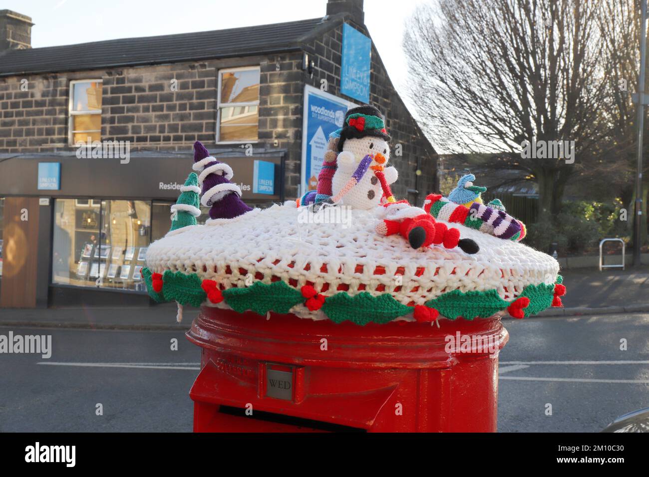 Knitted post box top hi-res stock photography and images - Alamy