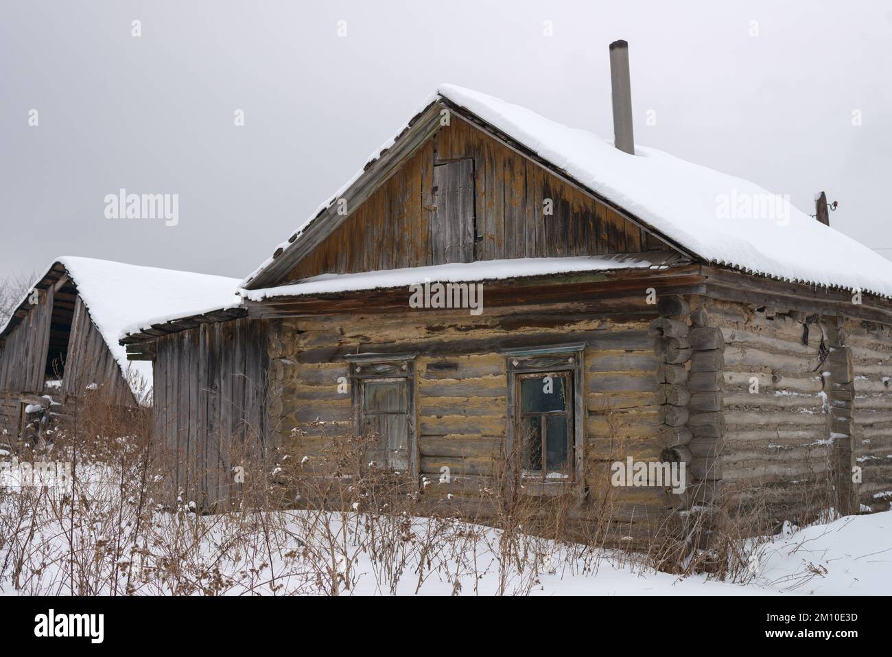 Abandoned wooden house (hut) in the Russian village in winter Stock ...