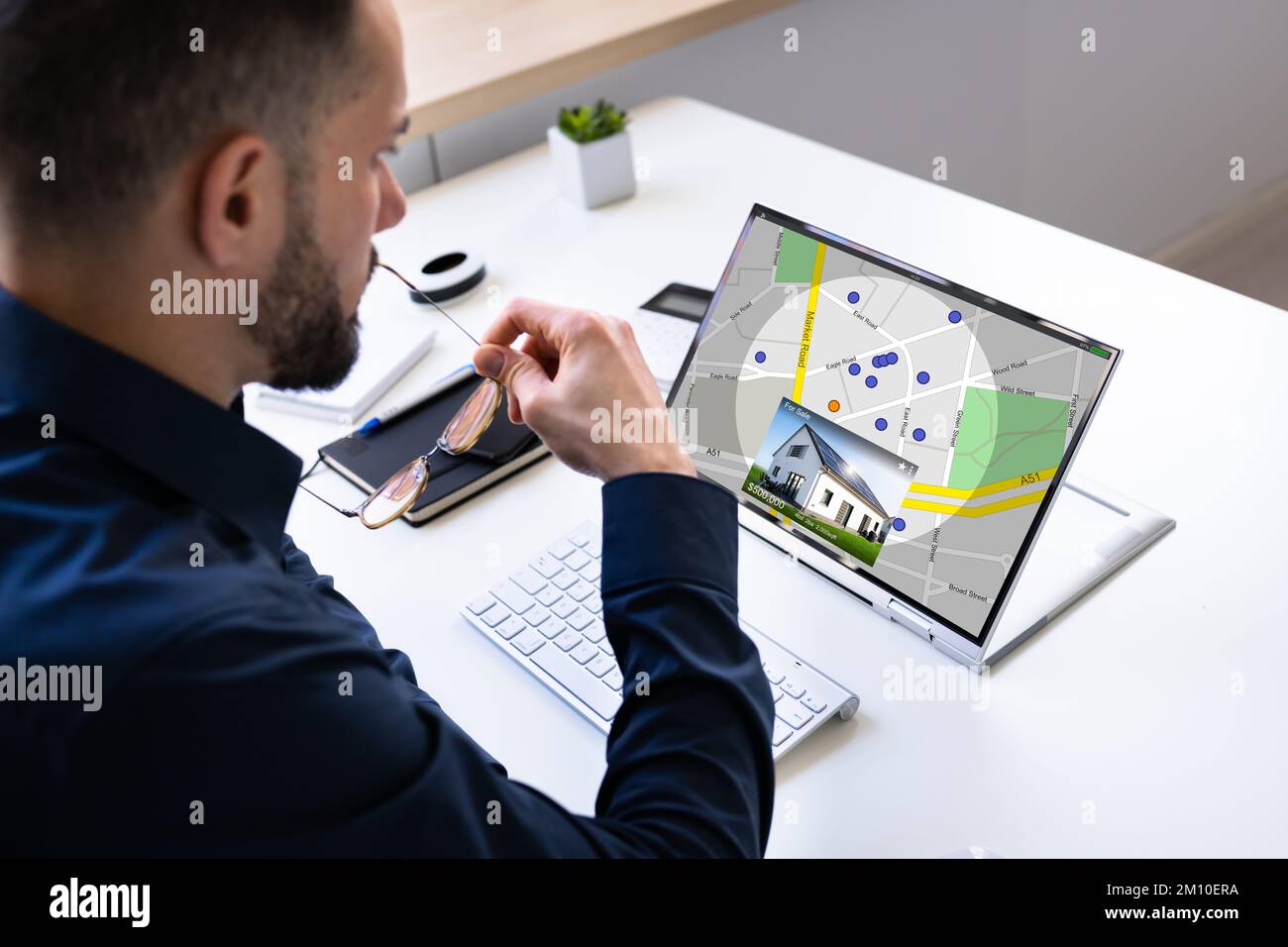 Real estate listing computer hi-res stock photography and images - Alamy
