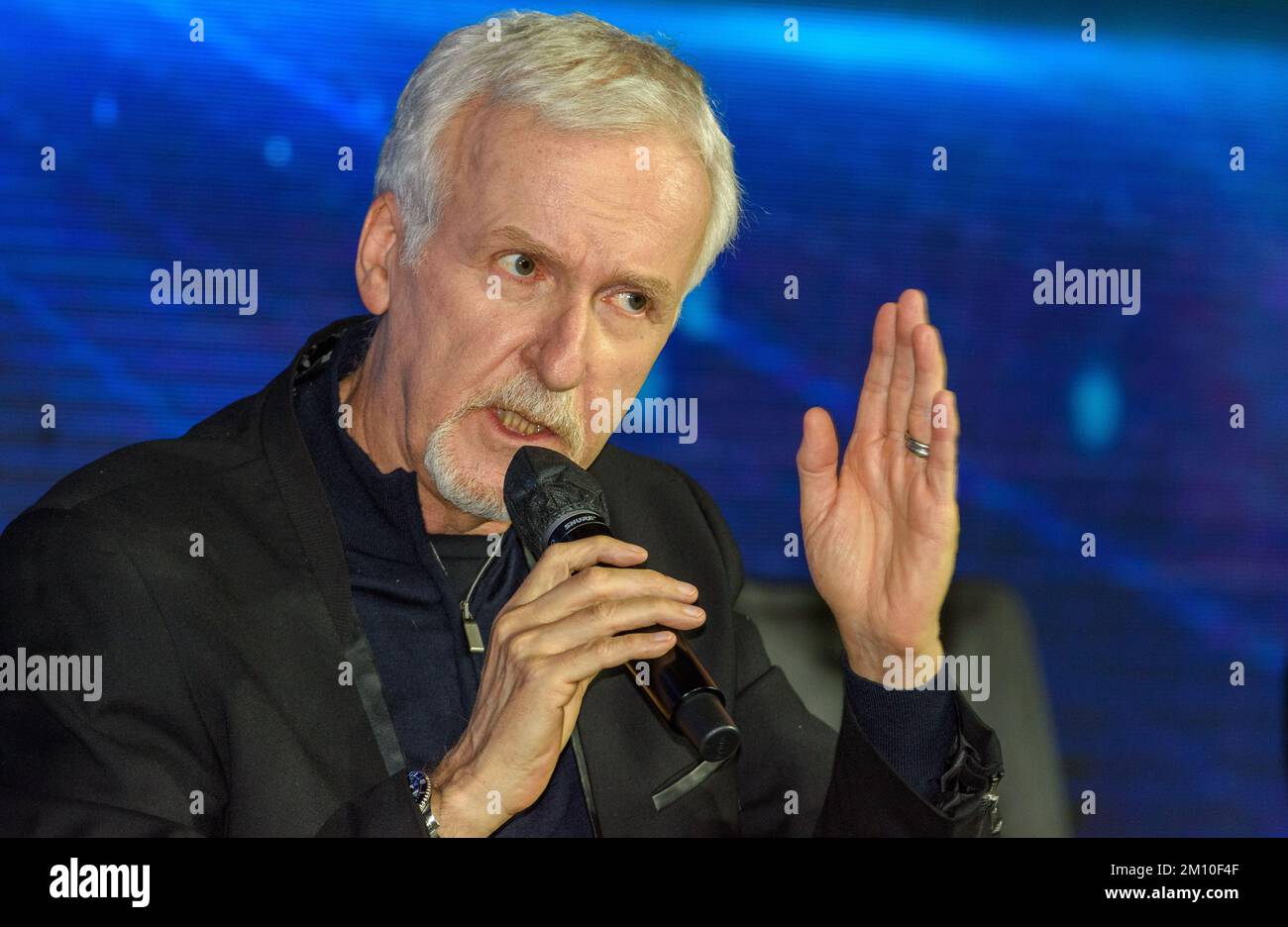 Seoul, South Korea. 09th Dec, 2022. Canadian filmmaker James Cameron ...