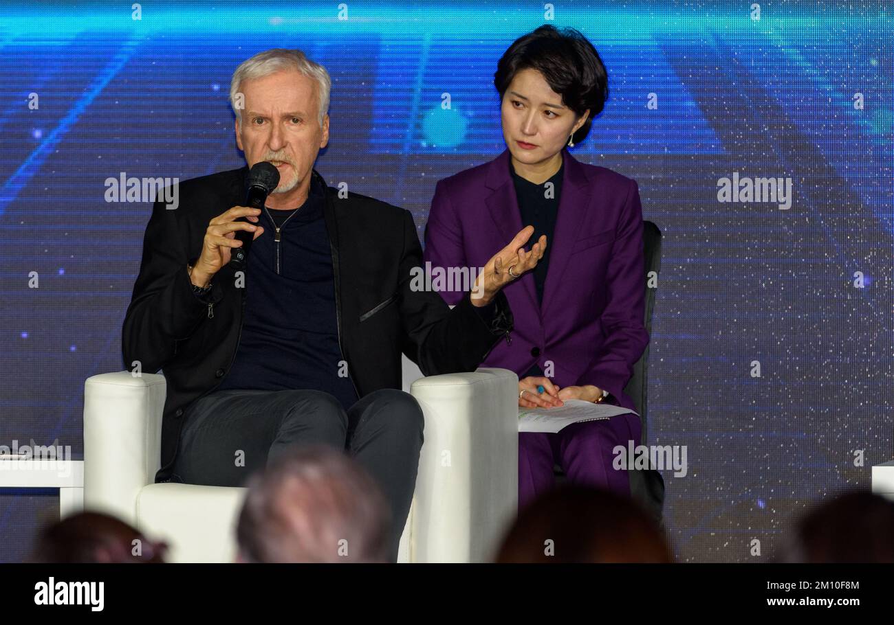 Seoul, South Korea. 09th Dec, 2022. Canadian filmmaker James Cameron (L ...