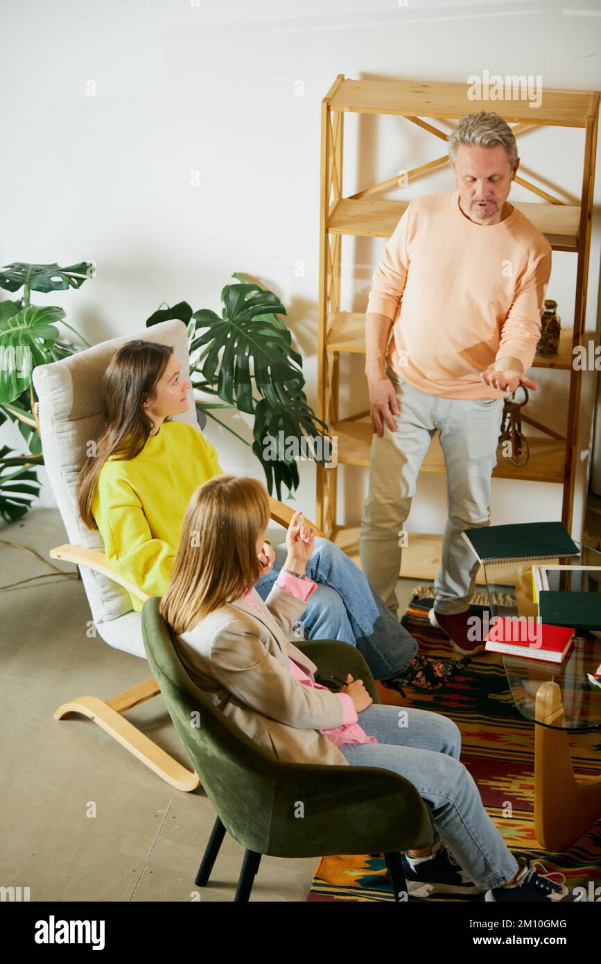 Business people solving problems hi-res stock photography and images ...