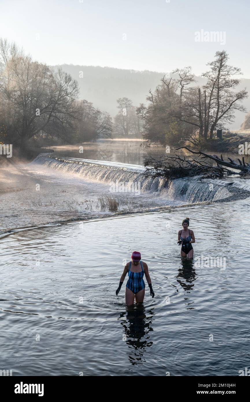 09.12.22. WEATHER SOMERSET. The ‘Happy Dippers’ brave the water in the ...