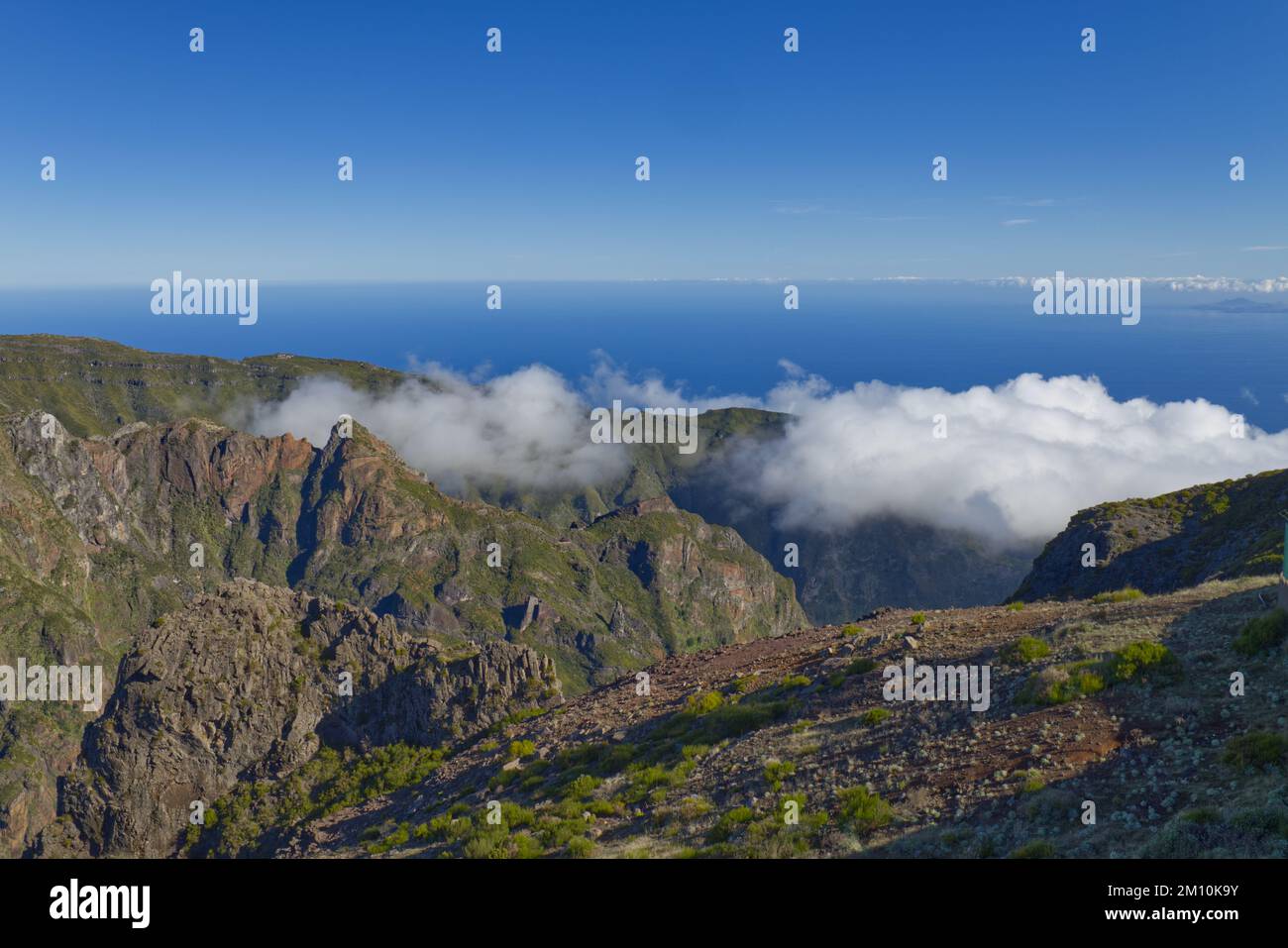 Pico do Arieiro, Madeira - Cloud inversion high up between the mountain ...