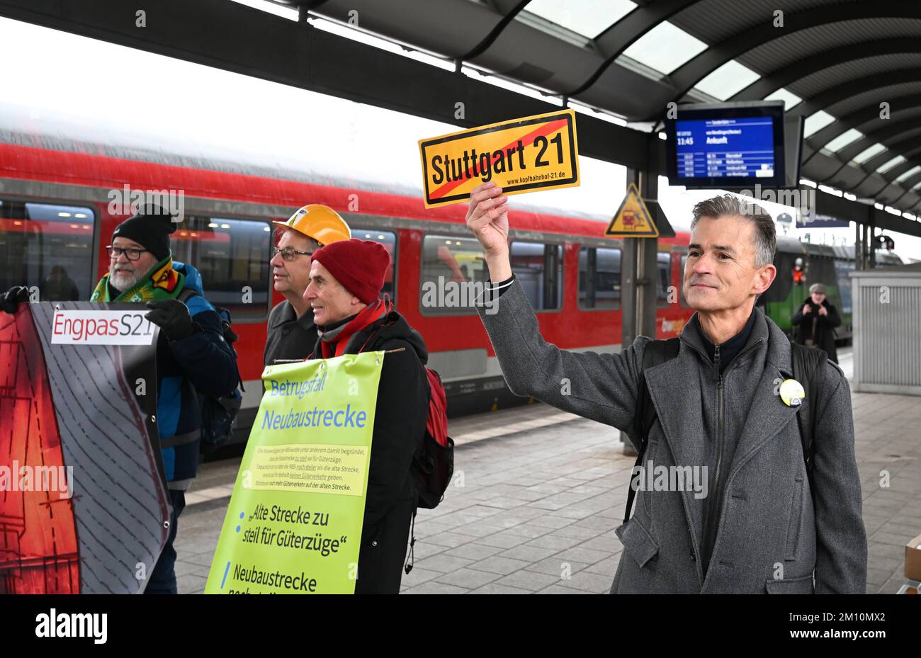 Ulm, Germany. 09th Dec, 2022. Opponents of the billion-euro Stuttgart ...