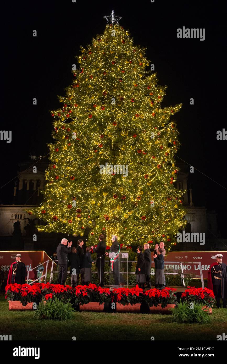 Natale verticale hi-res stock photography and images - Alamy