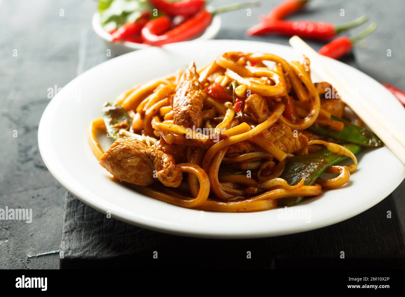 Stir fry noodles with chicken Stock Photo - Alamy