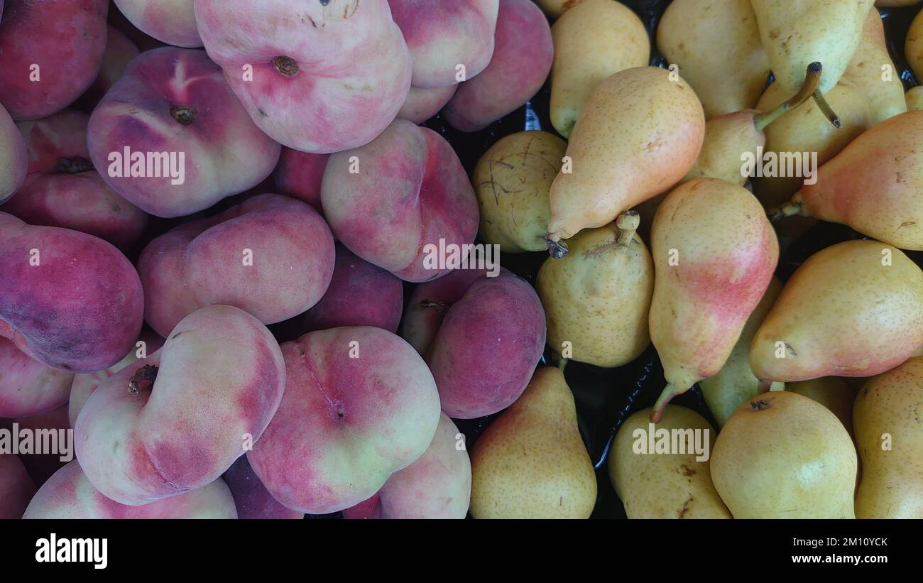 The texture of peaches and pears in a pile in the market Stock Photo ...