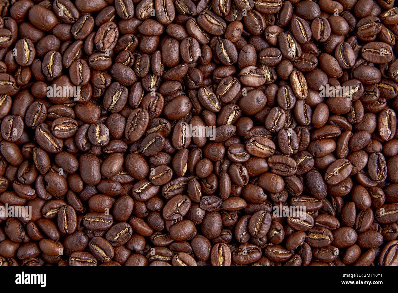 Background of randomly scattered roasted coffee beans Stock Photo - Alamy