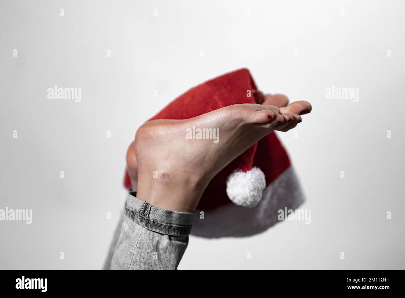 woman feet and soles close-up whit christmas hat Stock Photo - Alamy
