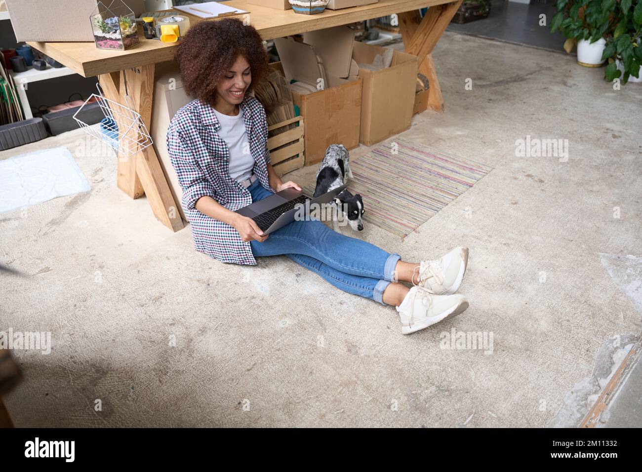 Online pet shop woman hi-res stock photography and images - Alamy