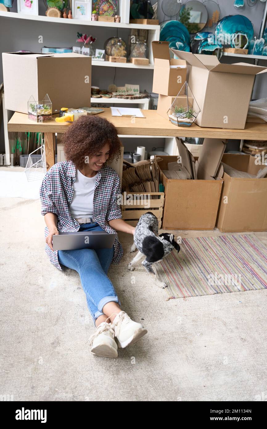 Online pet shop woman hi-res stock photography and images - Alamy