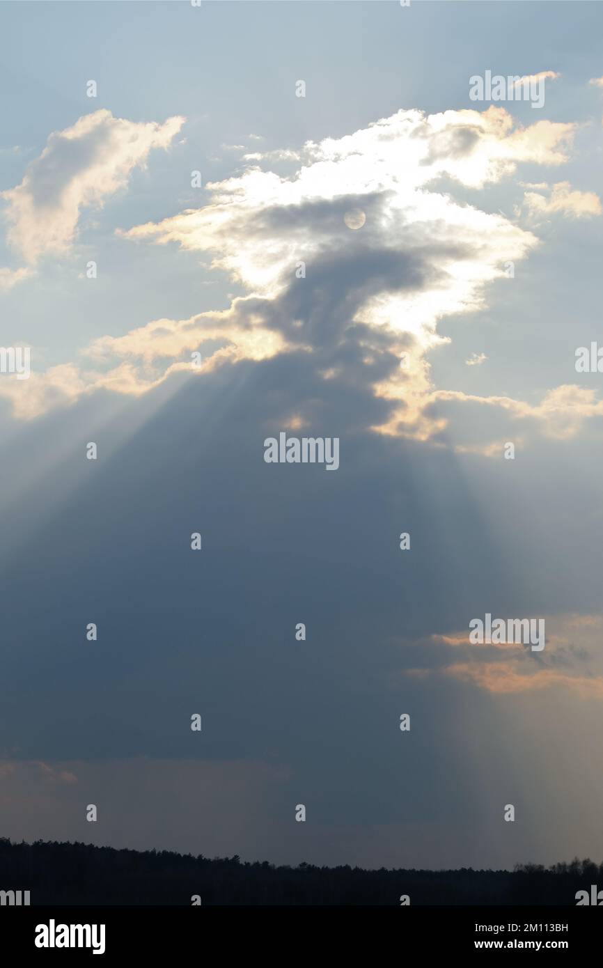 Shining light from heaven hi-res stock photography and images - Alamy