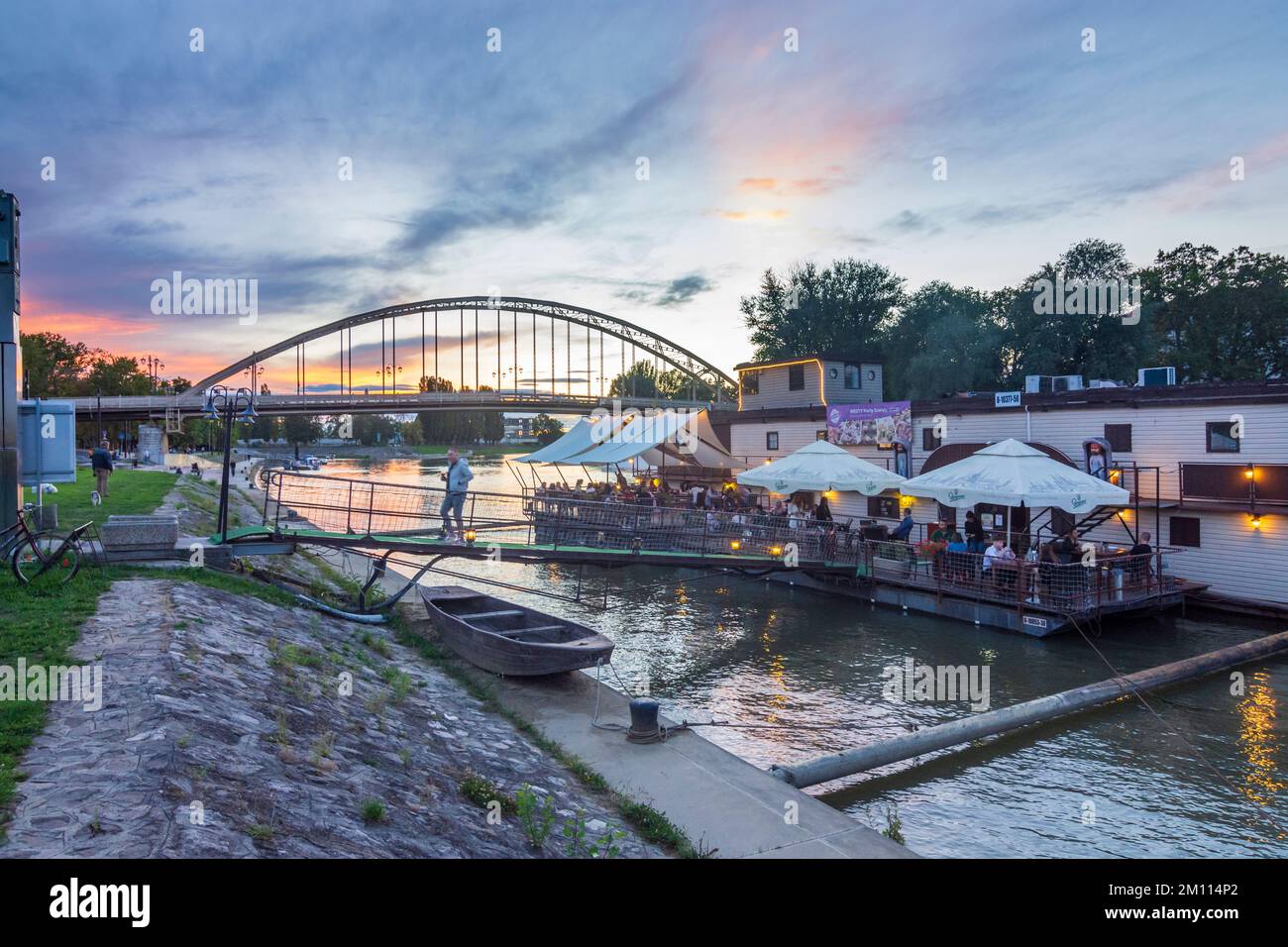 Györ (Raab): river Mosoni Duna (Danube), Kossuth bridge, restaurant ...