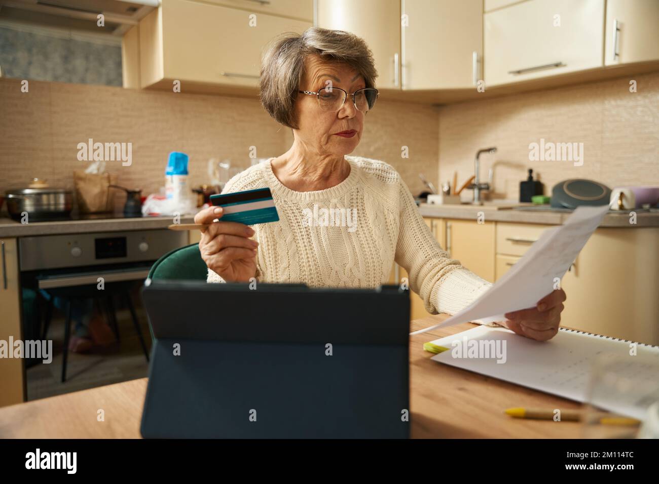 Paying for utilities hi-res stock photography and images - Alamy