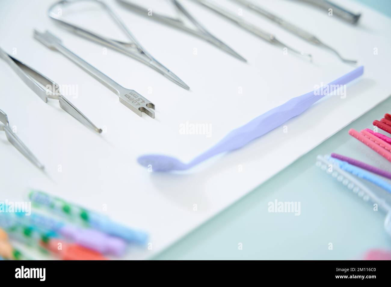 Surgeon uses surgical tools hi-res stock photography and images - Alamy