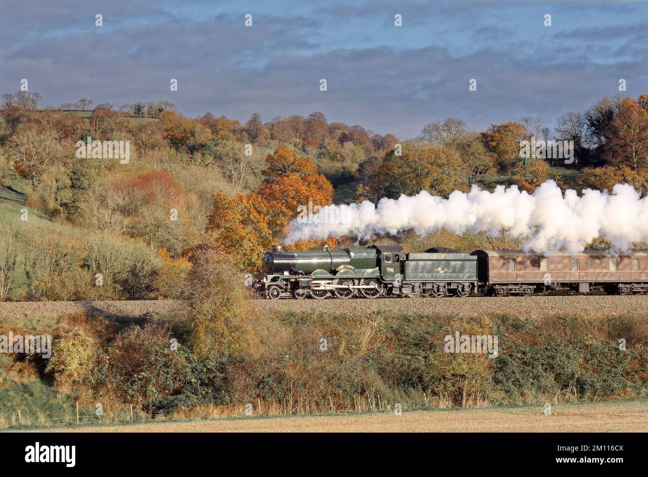 Clun Castle steam train Corston near Bath Stock Photo - Alamy