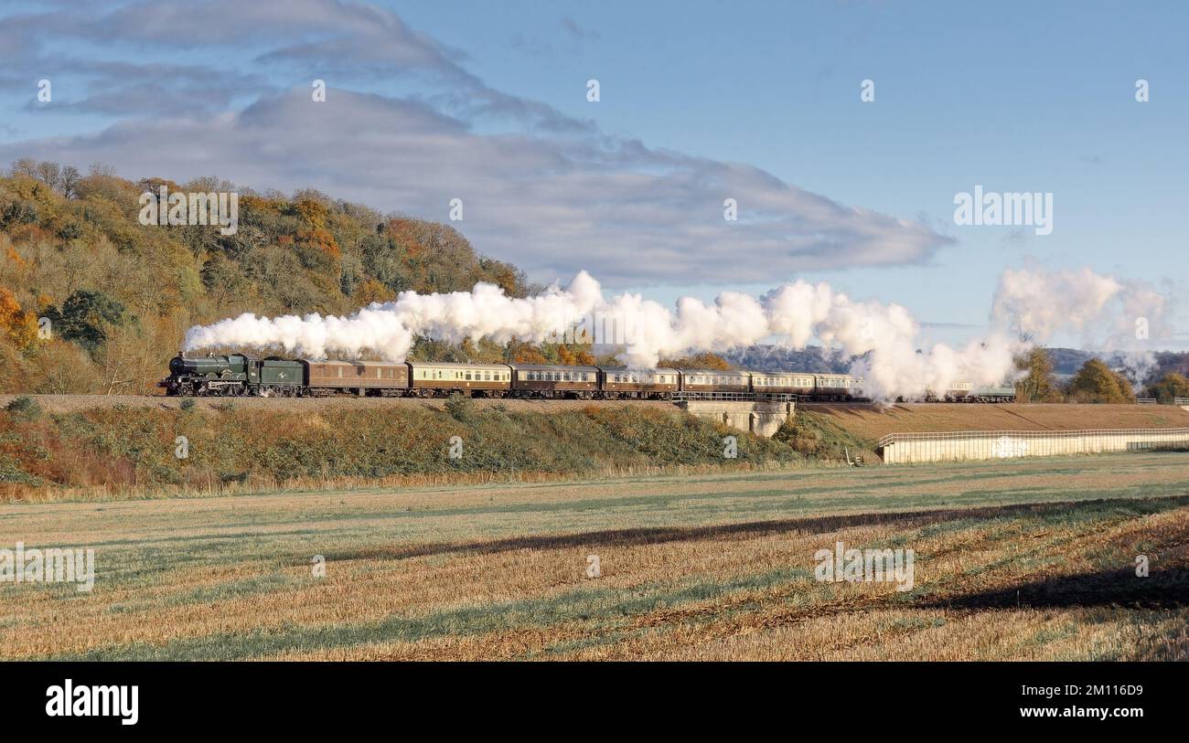 Clun Castle steam train Corston near Bath Stock Photo - Alamy