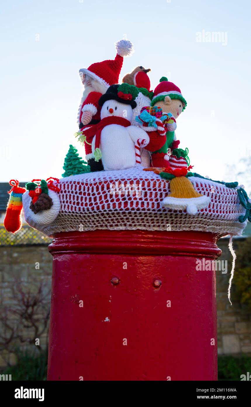 Royal post box toppers hi-res stock photography and images - Alamy