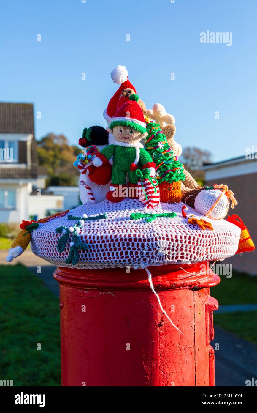 Poole, Dorset, UK. 9th December, 2022. A knitted postbox topper spreads ...