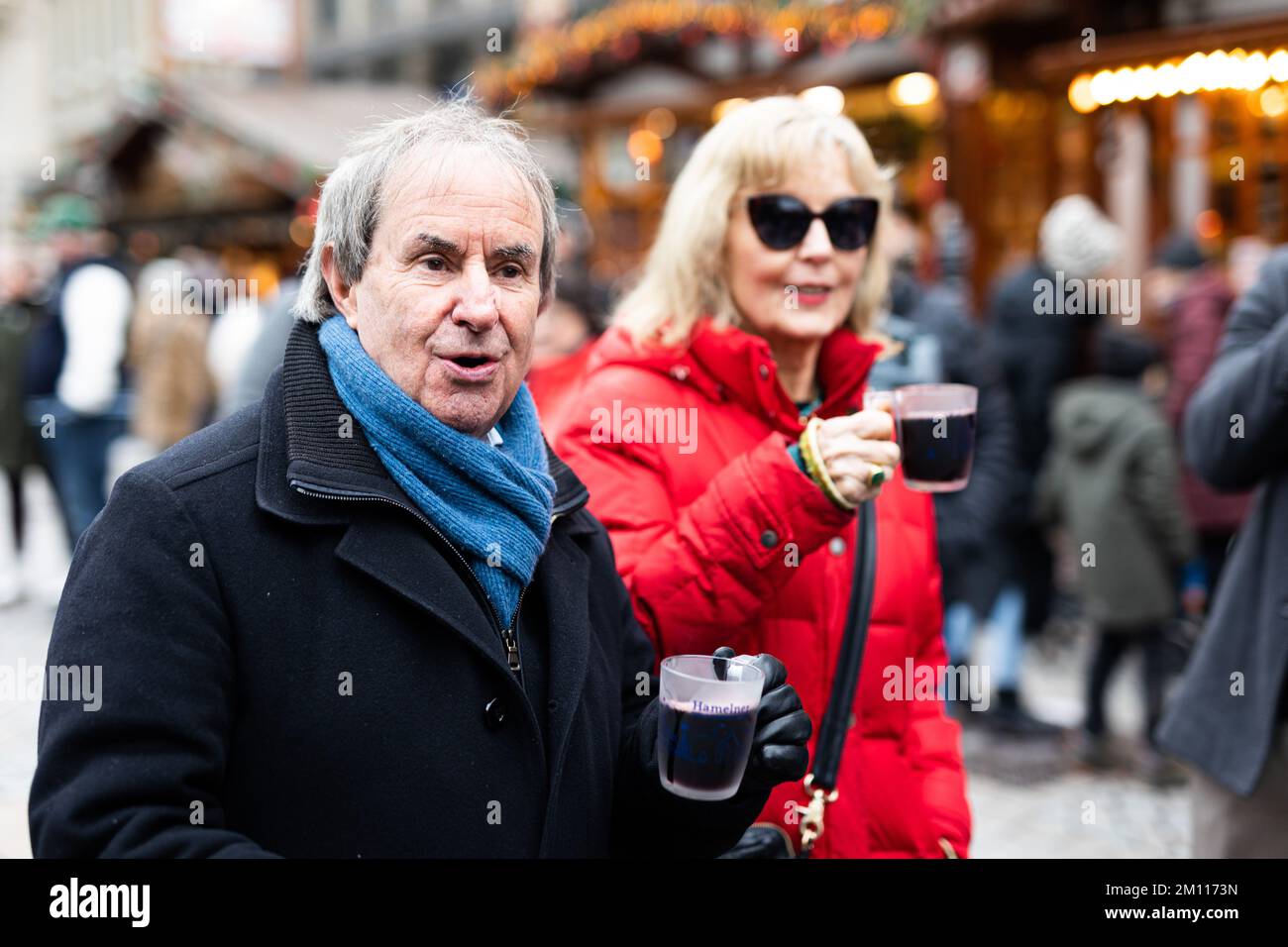 Hameln, Germany. 09th Dec, 2022. Chris de Burgh (l), singer and ...