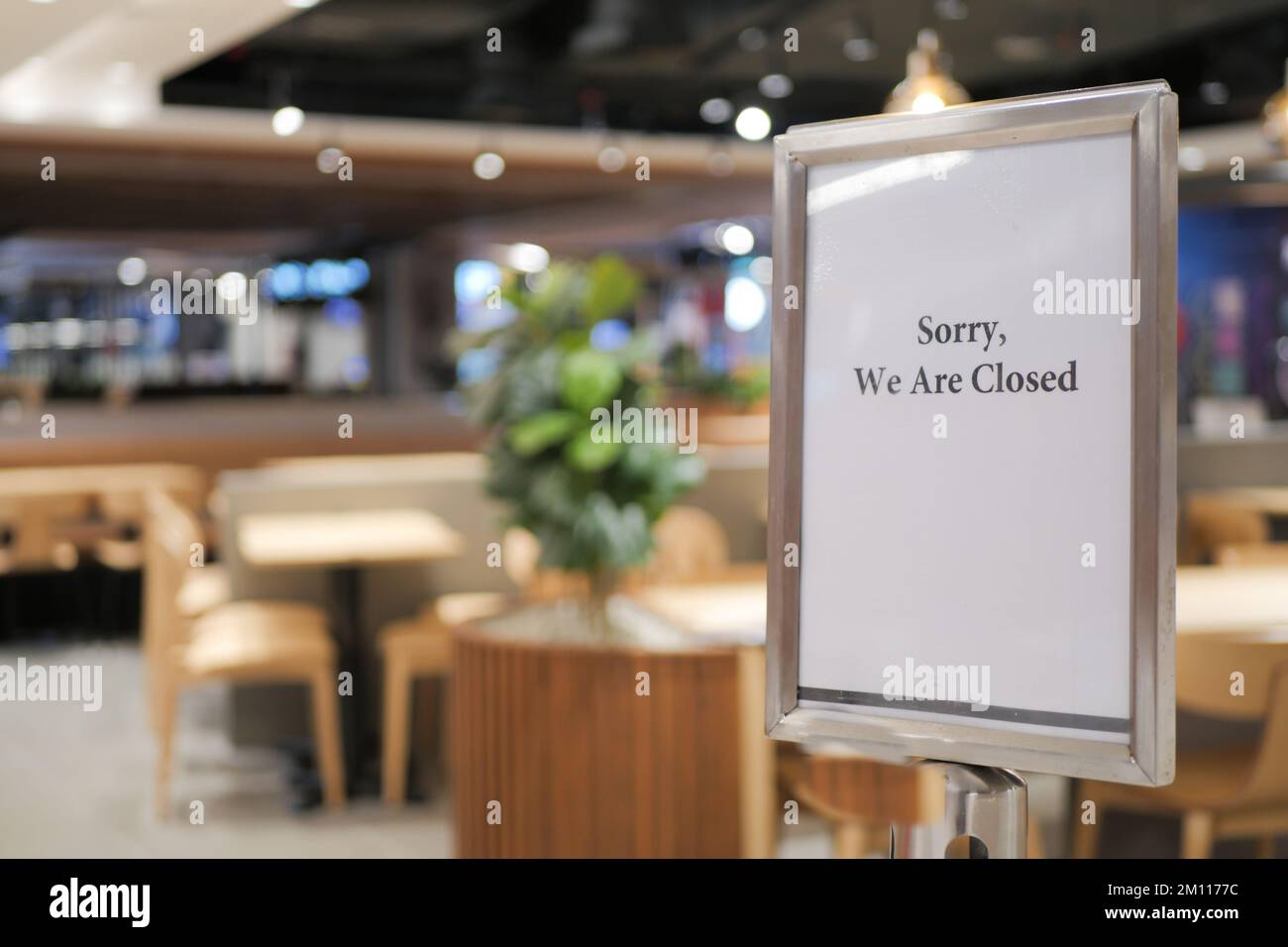 closed sign hanging on door of cafe Stock Photo - Alamy