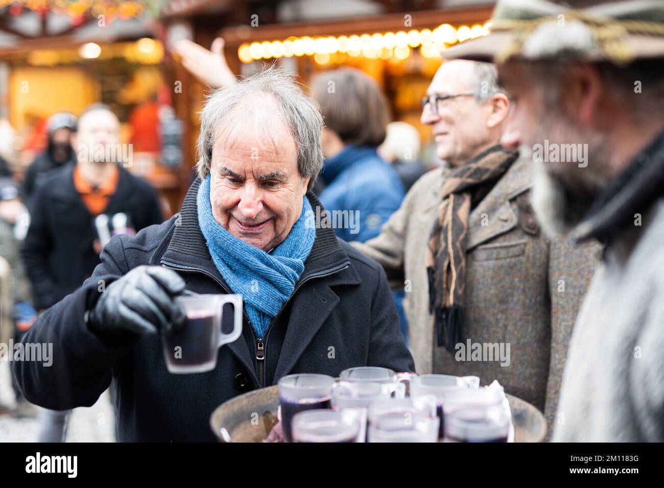 Hameln, Germany. 09th Dec, 2022. Chris de Burgh (l), singer and ...