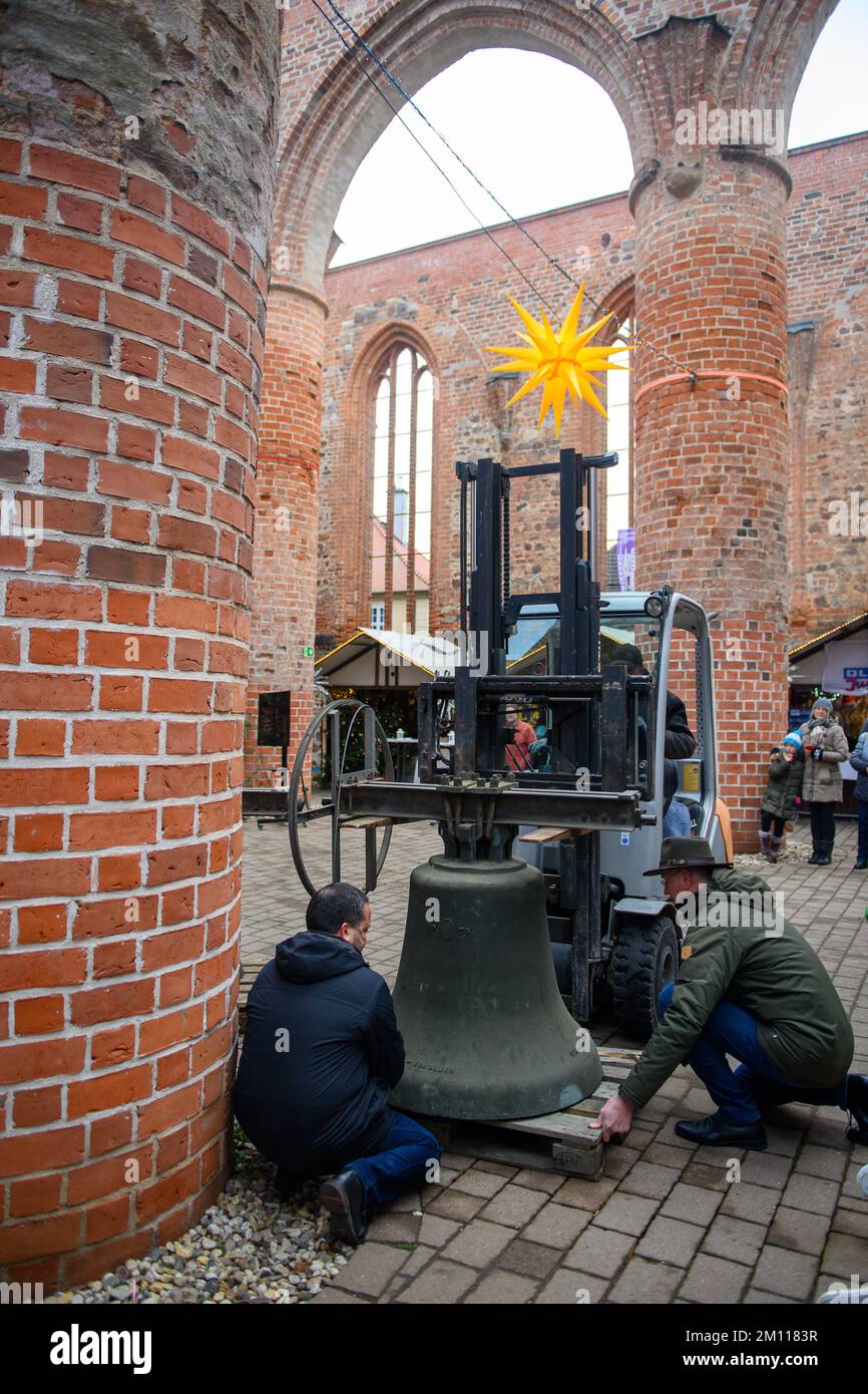 Zerbst, Germany. 09th Dec, 2022. A forklift drives a bell the nave ...