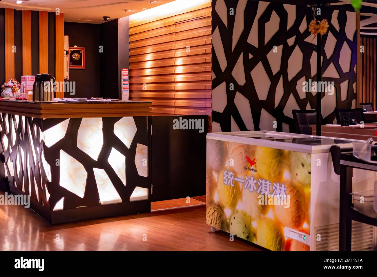 Japanese izakaya restaurant interior hi-res stock photography and ...