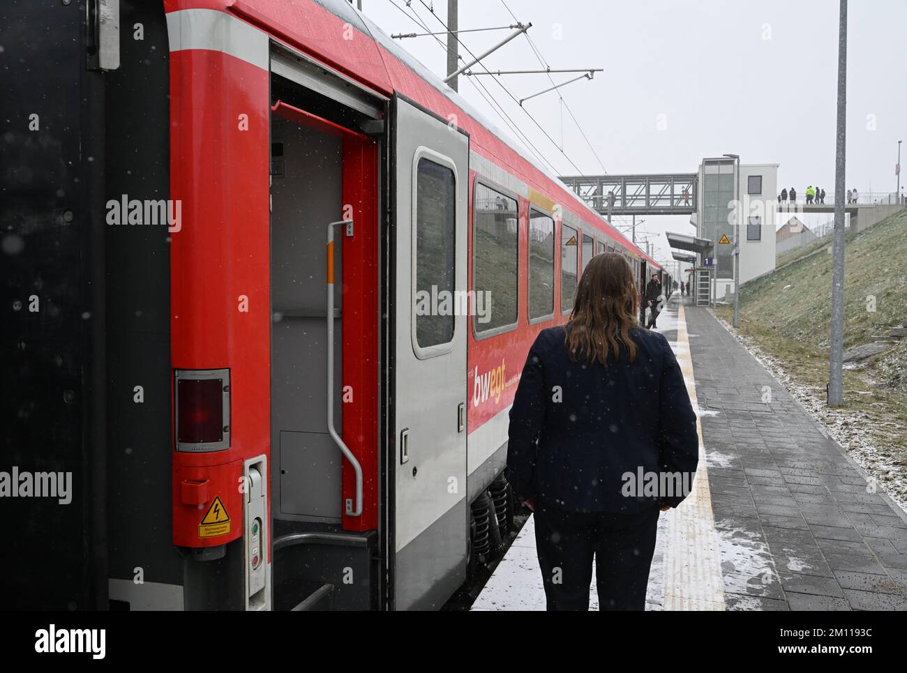 Merklingen, Germany. 09th Dec, 2022. A regional train stands at the new ...