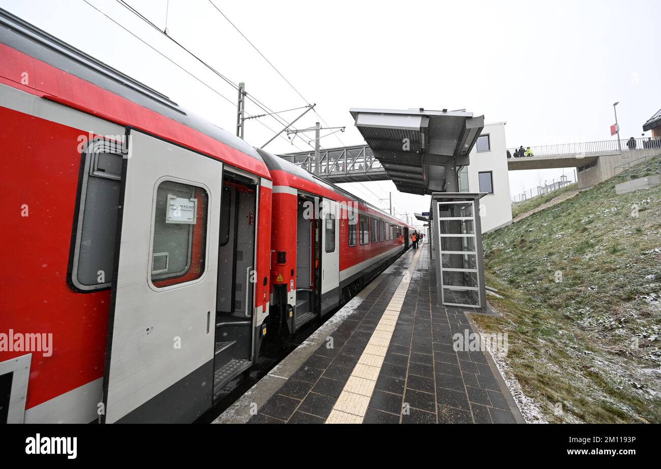 Merklingen, Germany. 09th Dec, 2022. A regional train stands at the new ...