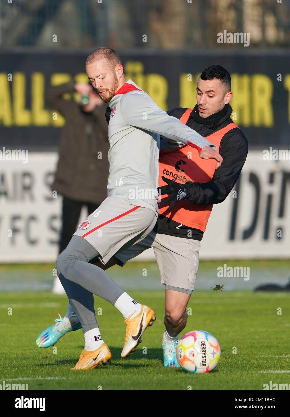 Hamburg, Germany. 09th Dec, 2022. Soccer: 2nd Bundesliga, FC St. Pauli ...
