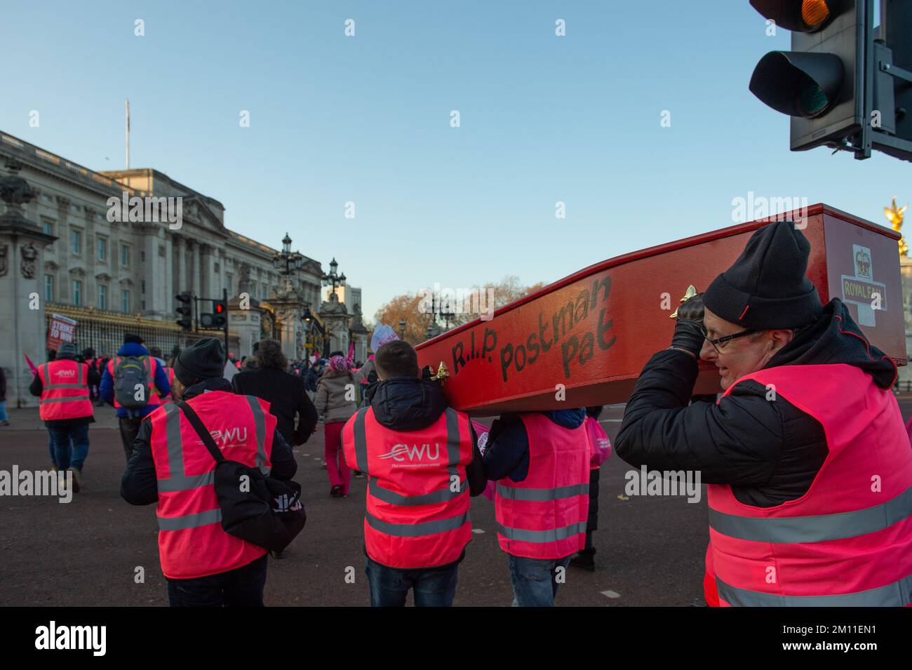 London, UK. 9th Dec, 2022. Members of the Communication Workers Union ...