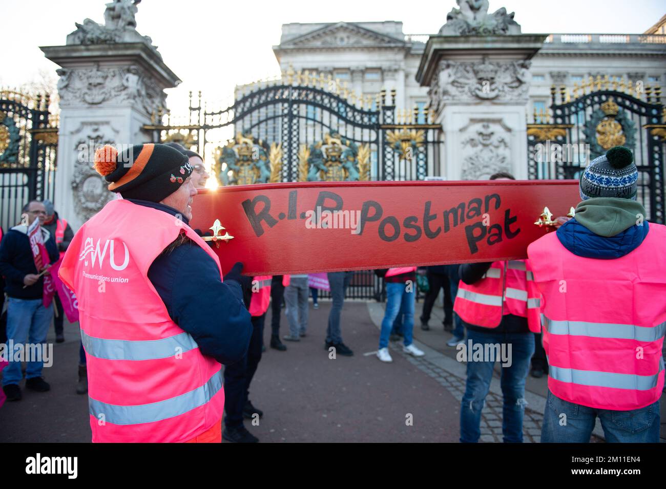 London, UK. 9th Dec, 2022. Members of the Communication Workers Union ...
