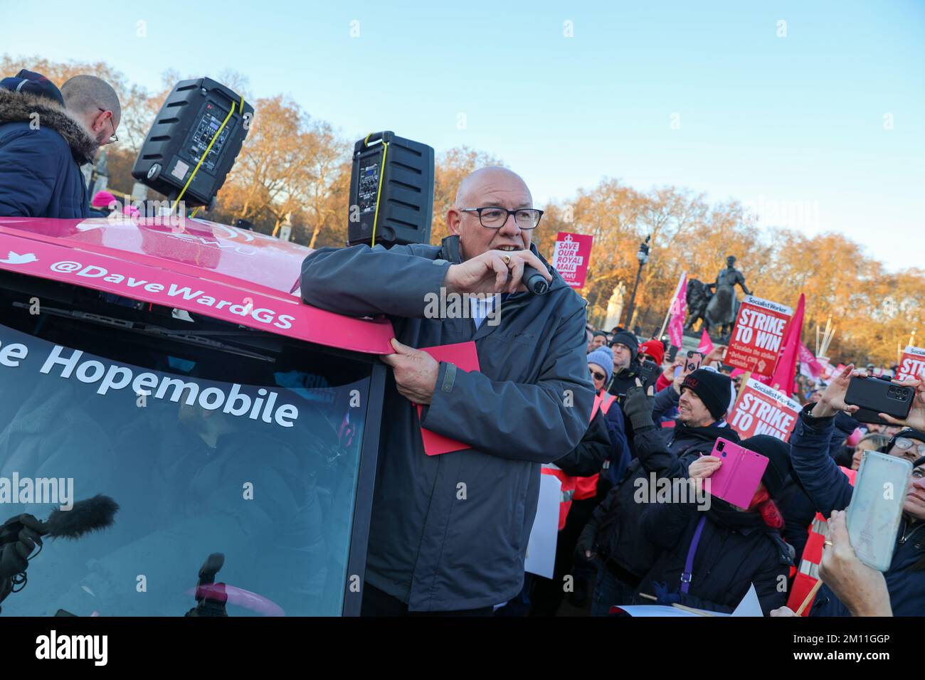 LONDON, 9th December, 2022. Dave Ward of CWU outside Buckingham Palace ...
