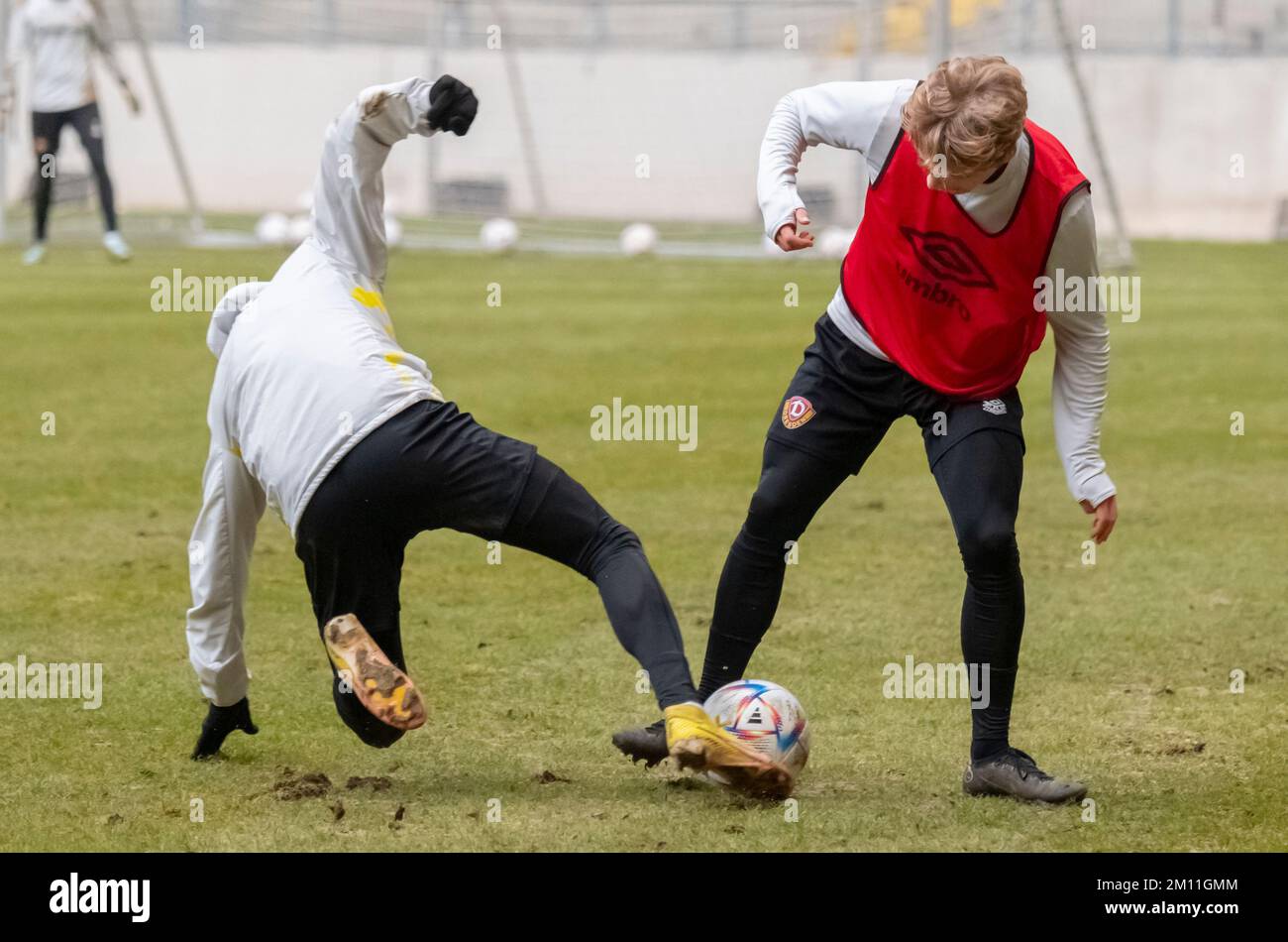 Dresden, Germany. 09th Dec, 2022. Jonas Oehmichen (r) and other players ...