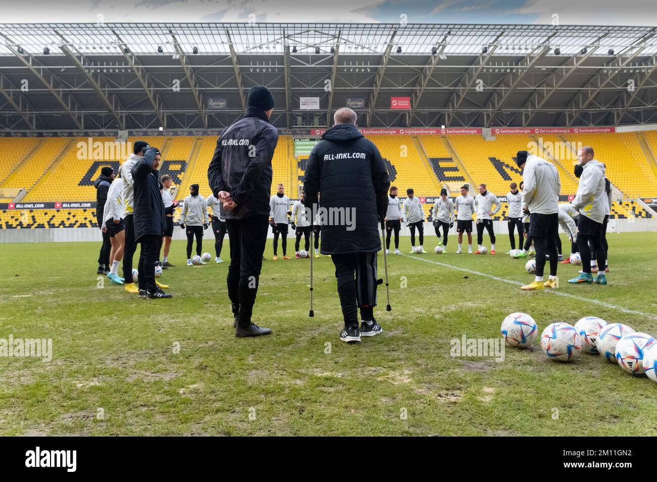 Dresden, Germany. 09th Dec, 2022. Players and coaching team stand ...
