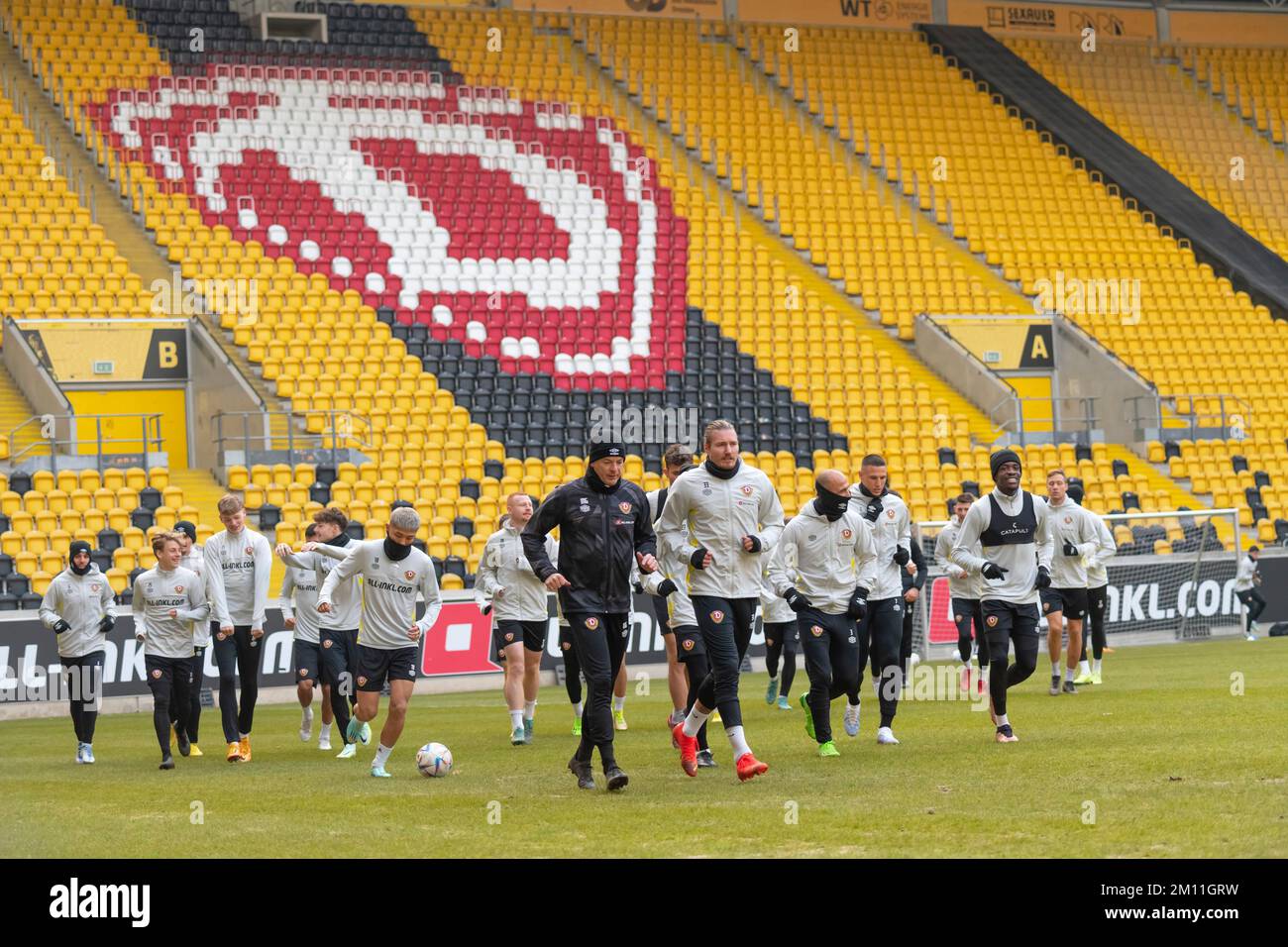 Dresden, Germany. 09th Dec, 2022. The players warm up at the start of ...