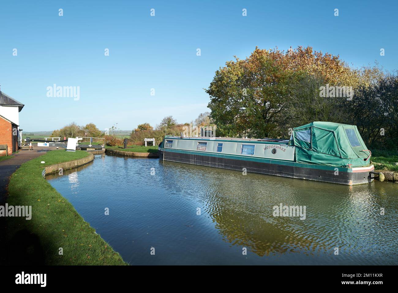 Canal narrow boat moored at the top of Foxton locks, England Stock ...