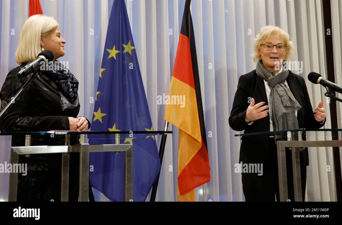 Berchtesgaden, Germany. 09th Dec, 2022. Christine Lambrecht (SPD, r ...