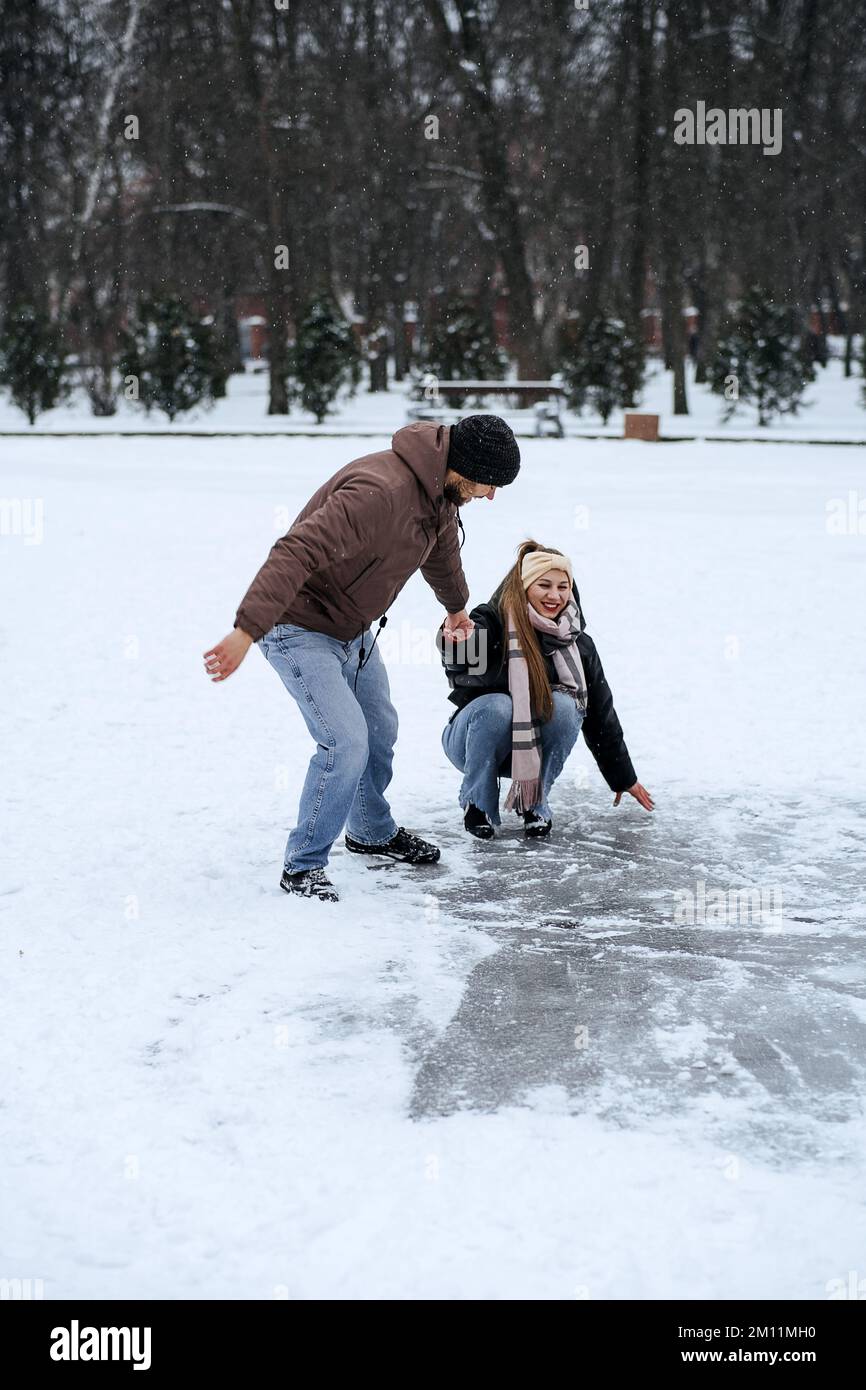 Winter couple activities. Winter Date Ideas to Cozy Up. Cold season ...
